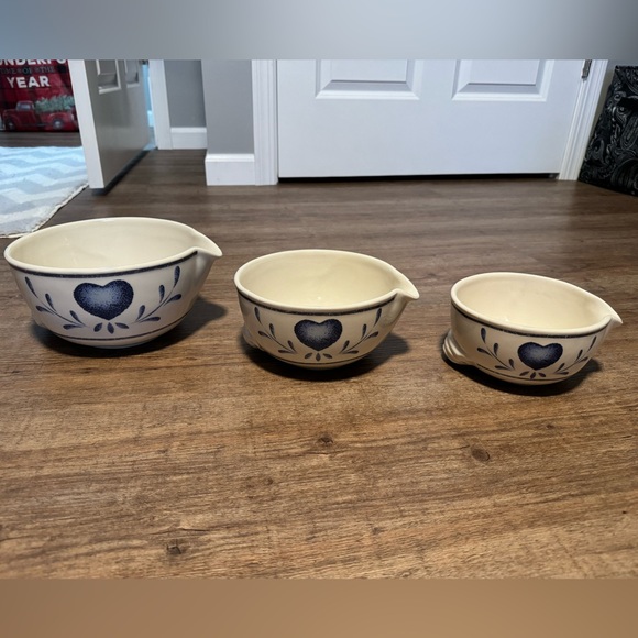 Kitchen | 3 Piece Mixing Bowl Set Cream With Blue Heart Design | Poshmark